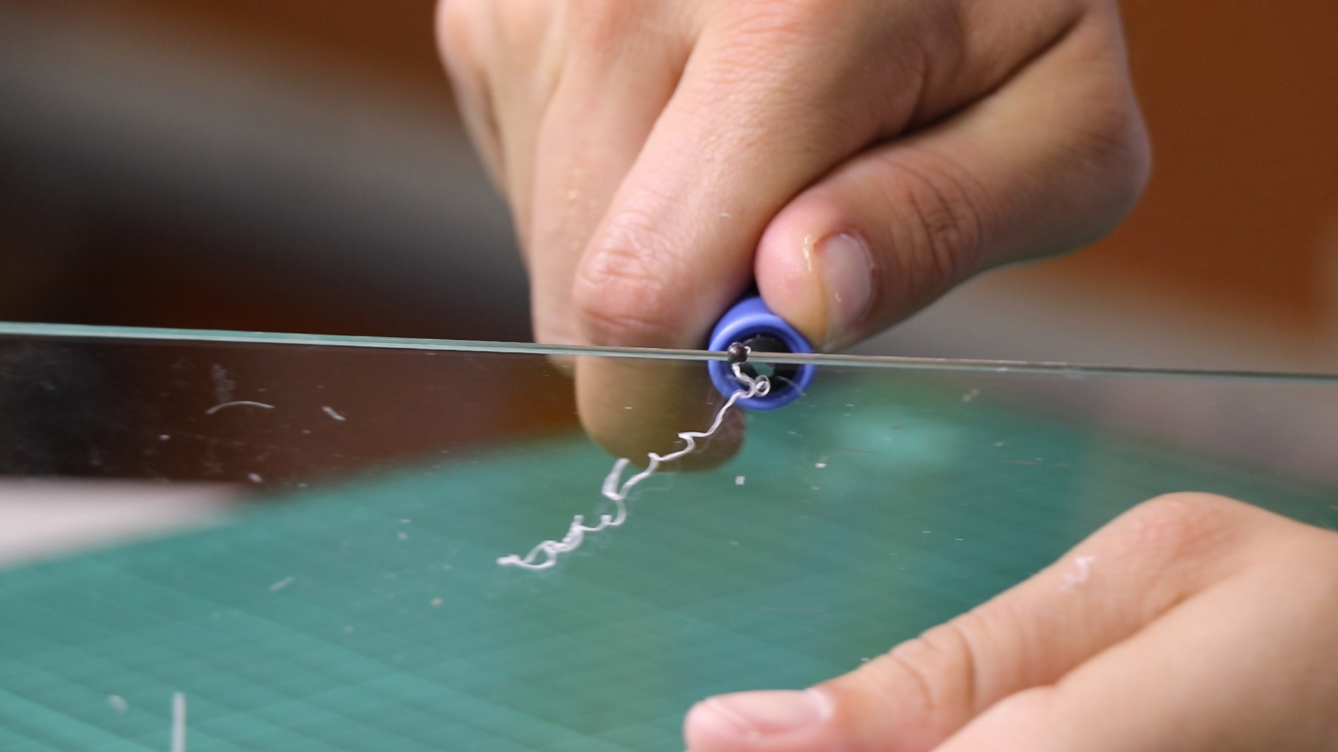 Rebarba em acrílico – 5 passos para o corte e rebarba perfeitos